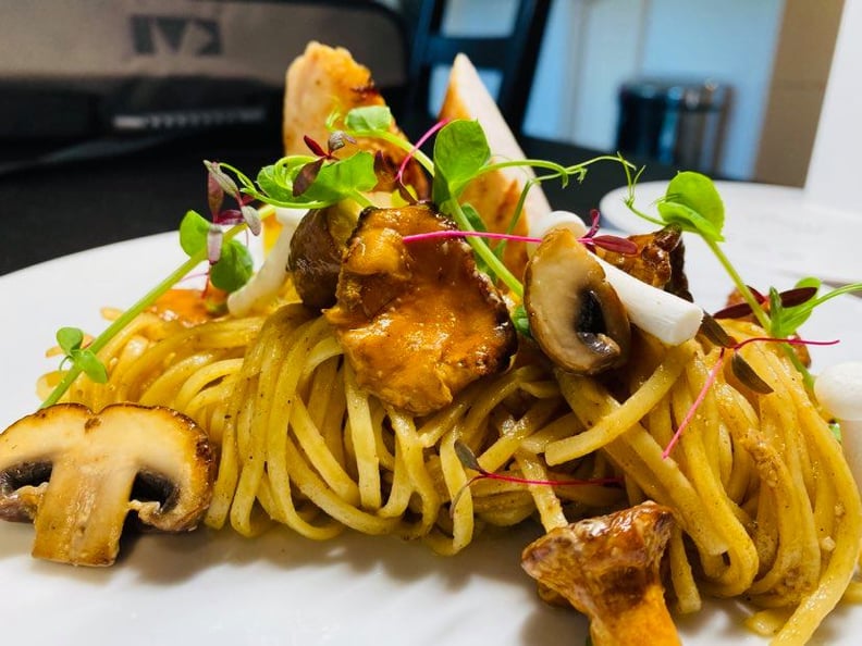 Volaille, champignons des bois, pommes bouchons & crèmade de cèpes