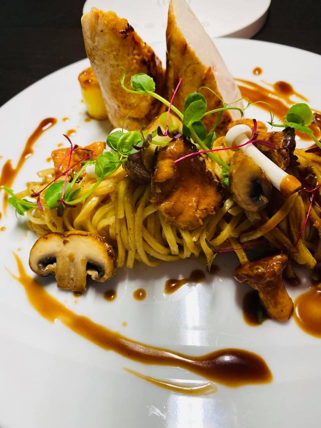 Volaille, champignons des bois, pommes bouchons & crèmade de cèpes