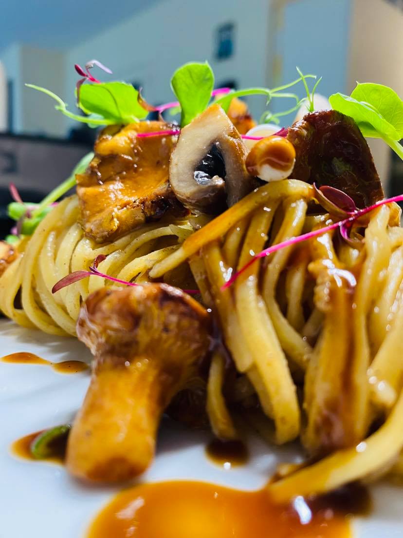 Volaille, champignons des bois, pommes bouchons & crèmade de cèpes